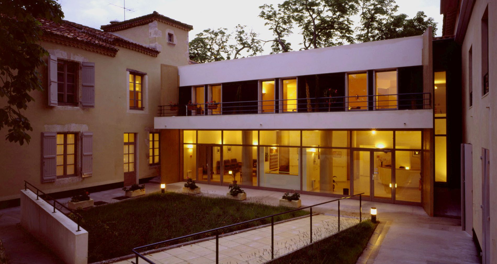 maison-retraites-montreal-du-gers-tna-04-facade-avant-vue-de-nuit | TNA ...